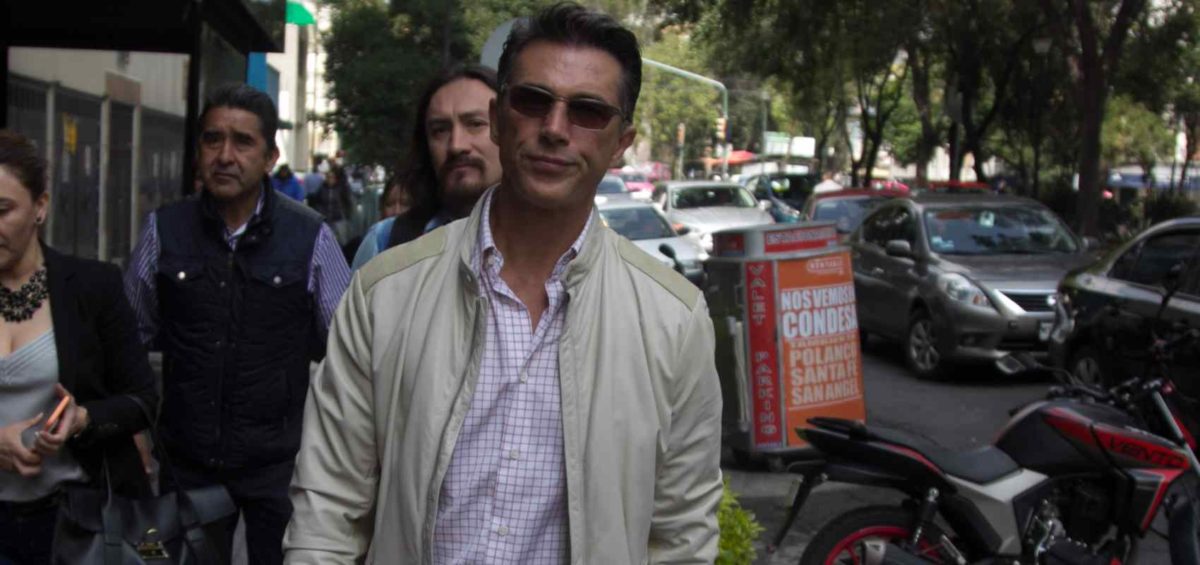 Sergio Mayer comparte links ilegales para descargar libros y lo tunden